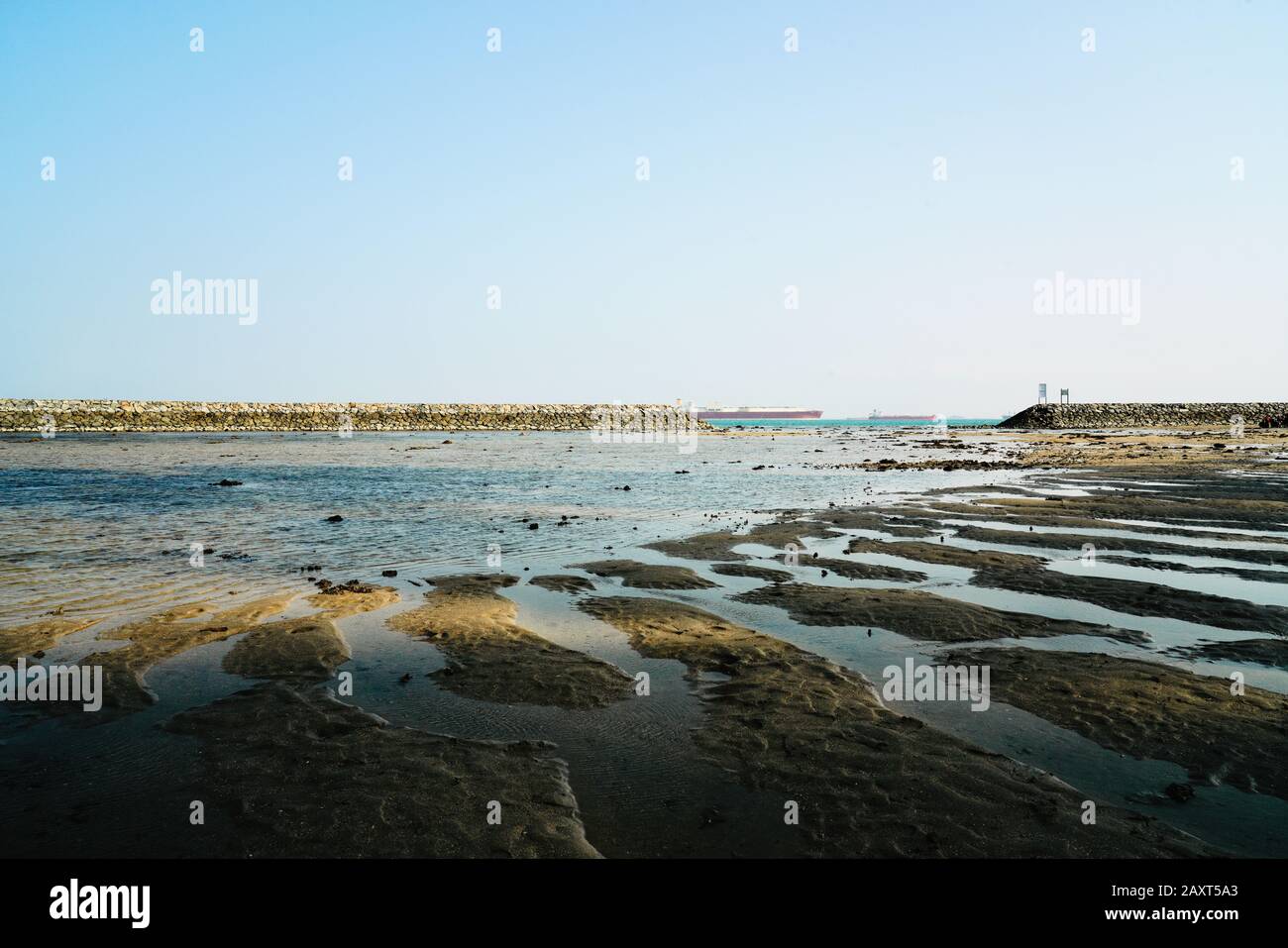 Low tide at Sister Island Marine Park's intertidal area, Singapore ...