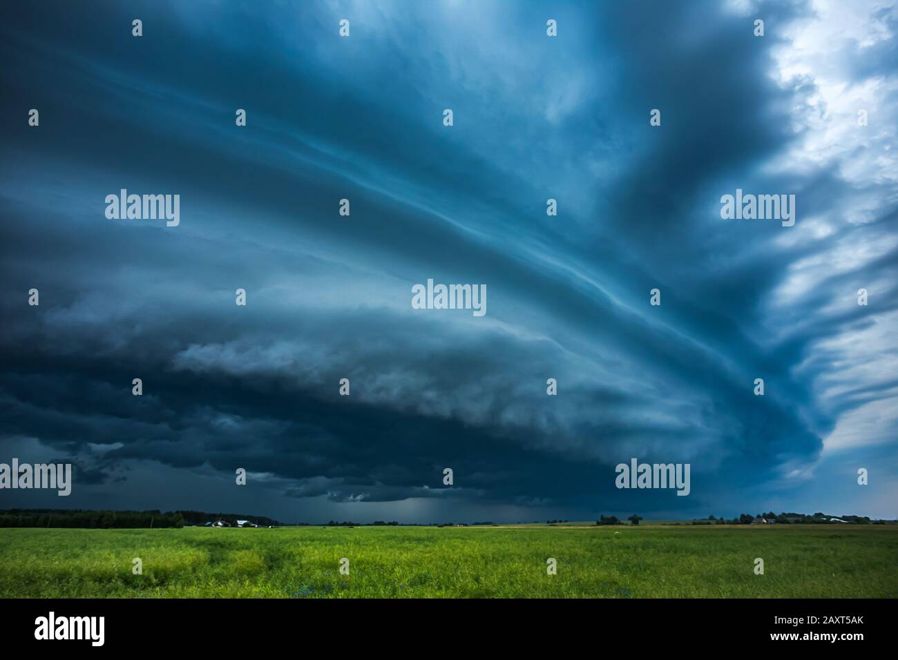 Storm clouds with shelf cloud and intense rain Stock Photo - Alamy