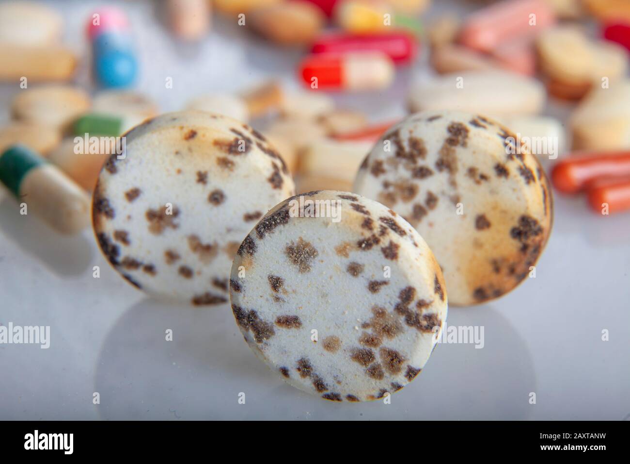 Medicine tablet crushed hi-res stock photography and images - Alamy