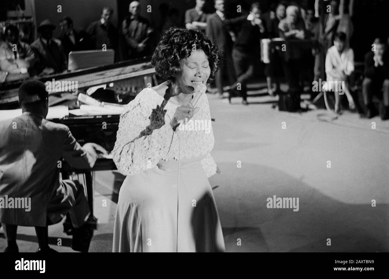 Mahalia jackson singing hi-res stock photography and images - Alamy