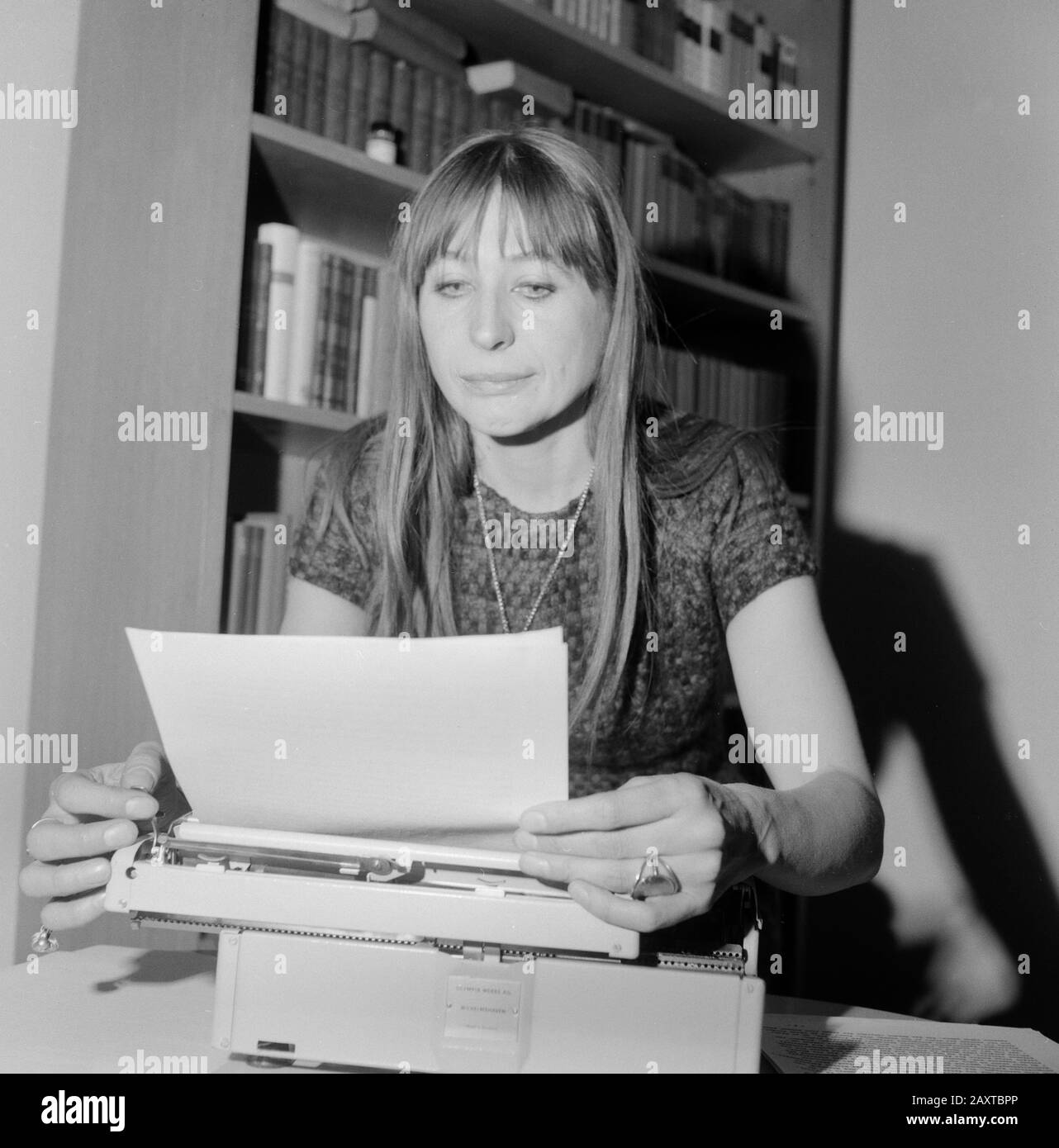 Helga Feddersen, Hamburger Volksschauspielerin, an der Schreibmaschine ...