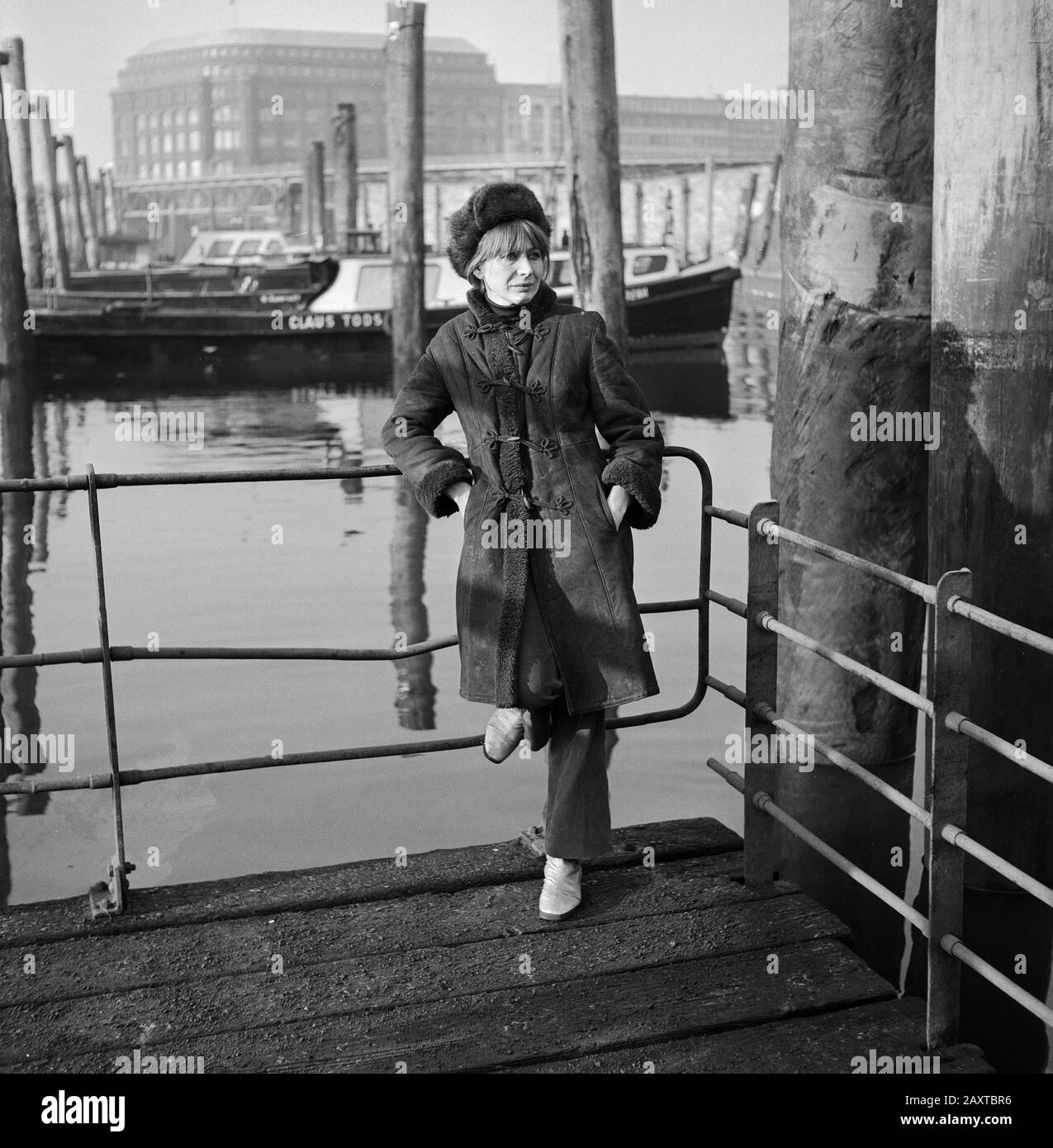 Helga Feddersen, Hamburger Volksschauspielerin, im Hafen Hamburg ...