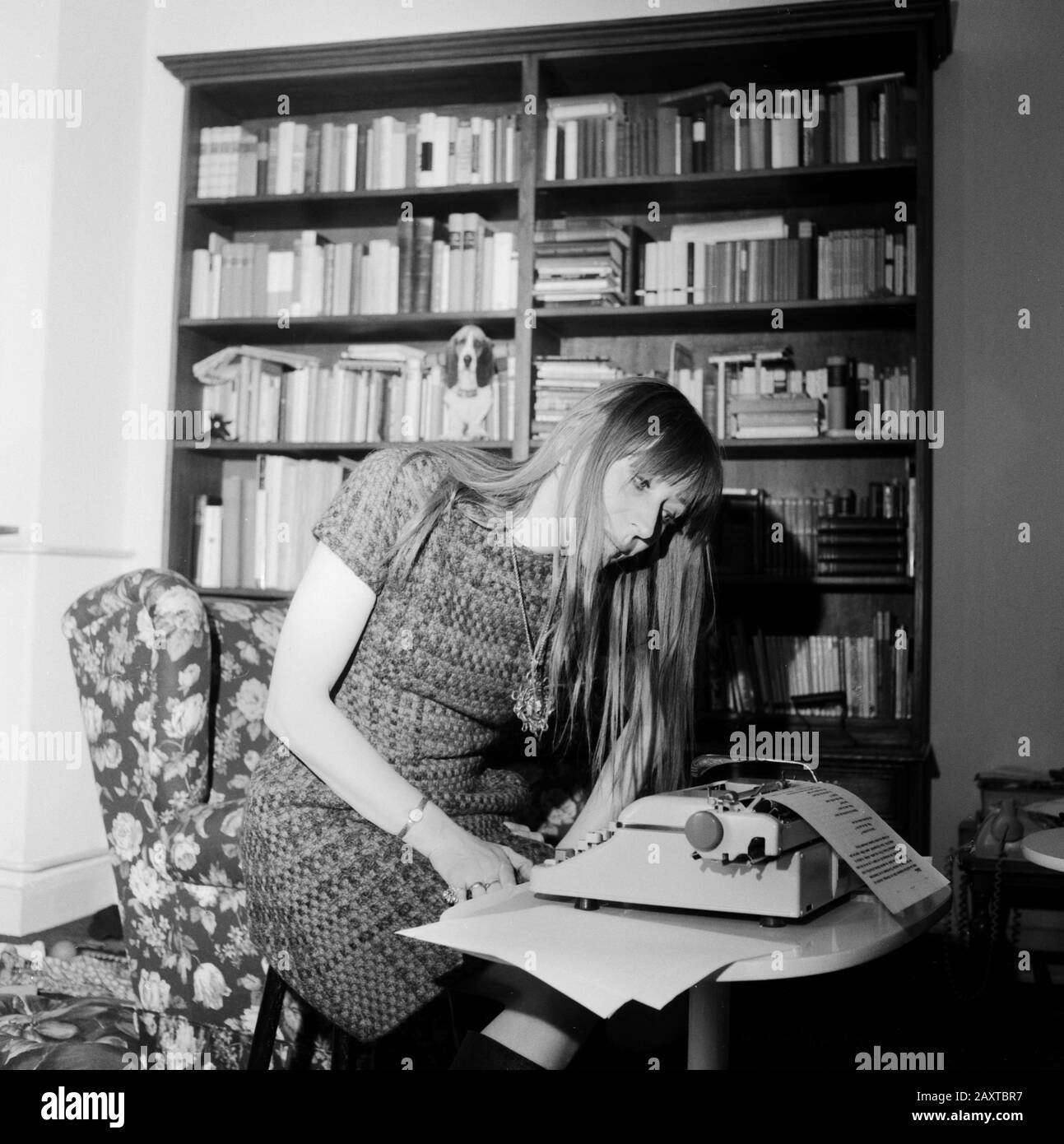 Helga Feddersen, Hamburger Volksschauspielerin, an der Schreibmaschine ...