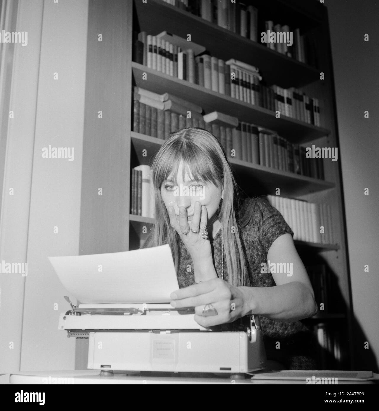 Helga Feddersen, Hamburger Volksschauspielerin, an der Schreibmaschine ...