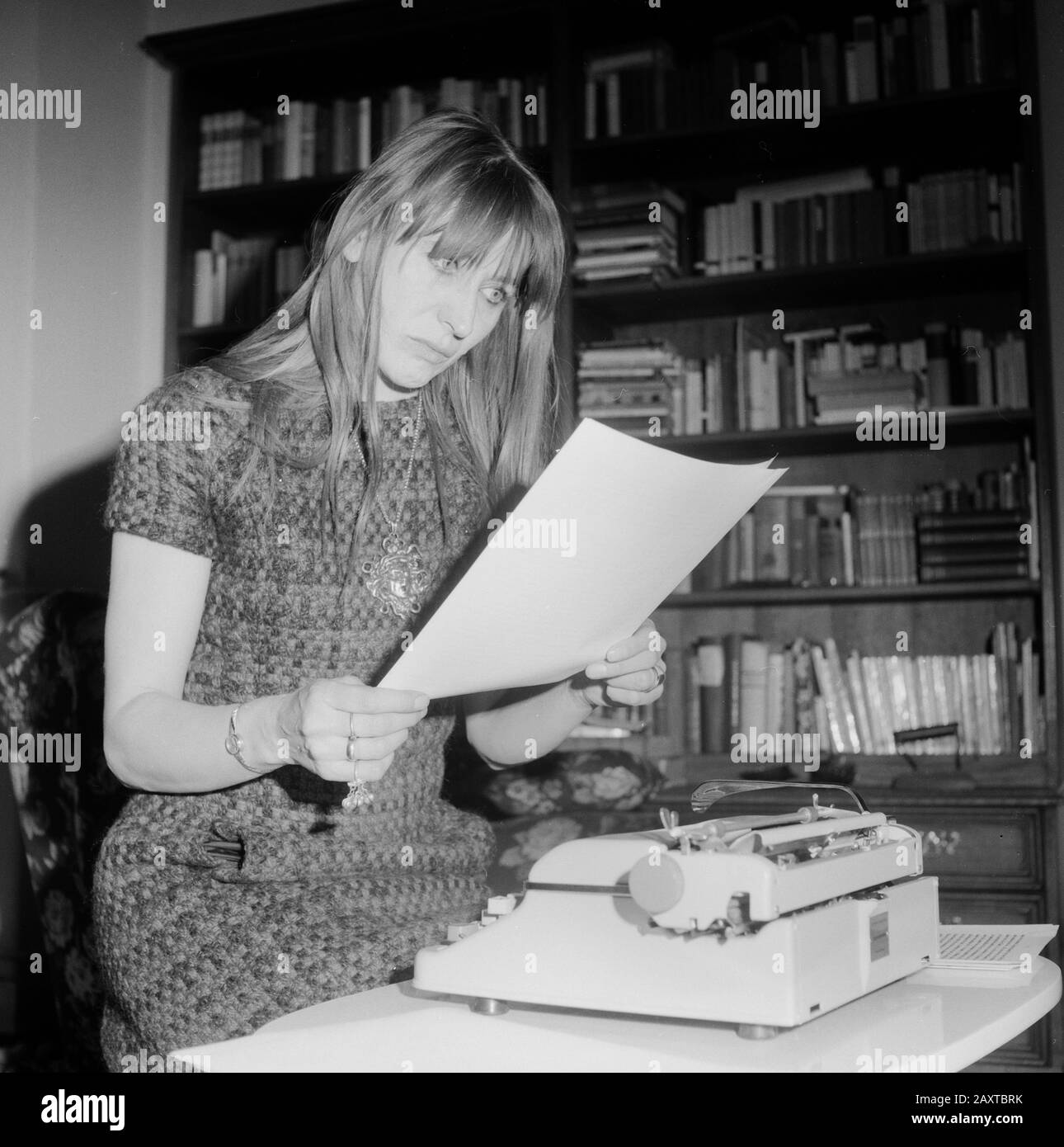 Helga Feddersen, Hamburger Volksschauspielerin, an der Schreibmaschine ...