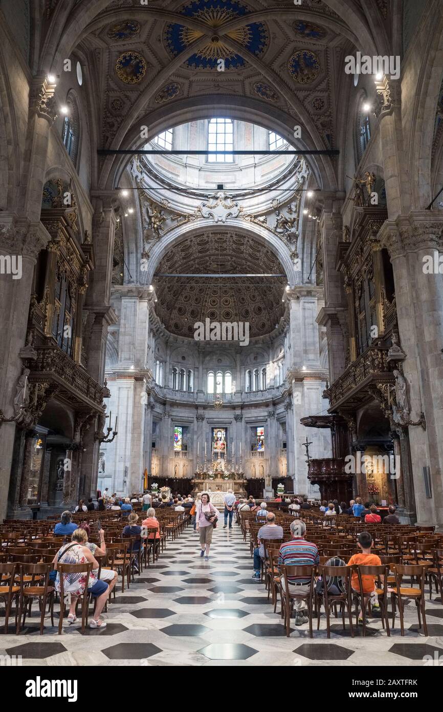 Italy, Lombardy: interior of the Cathedral of Como Stock Photo - Alamy