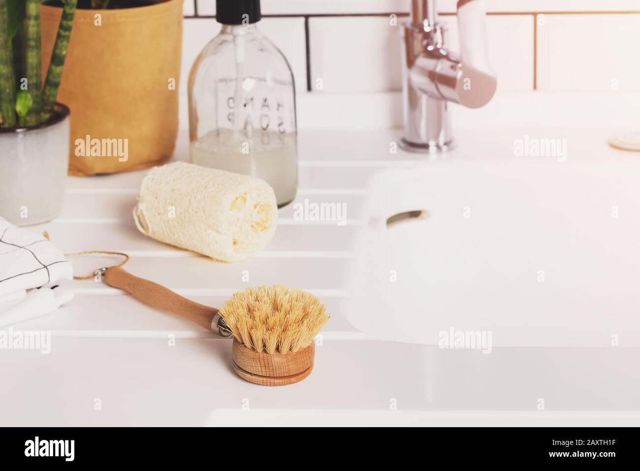 Dish washing brush hi-res stock photography and images - Alamy