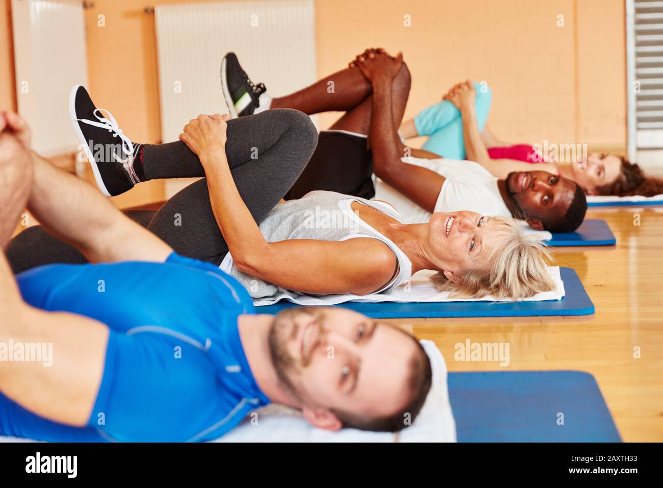 Old people exercise class hi-res stock photography and images - Alamy