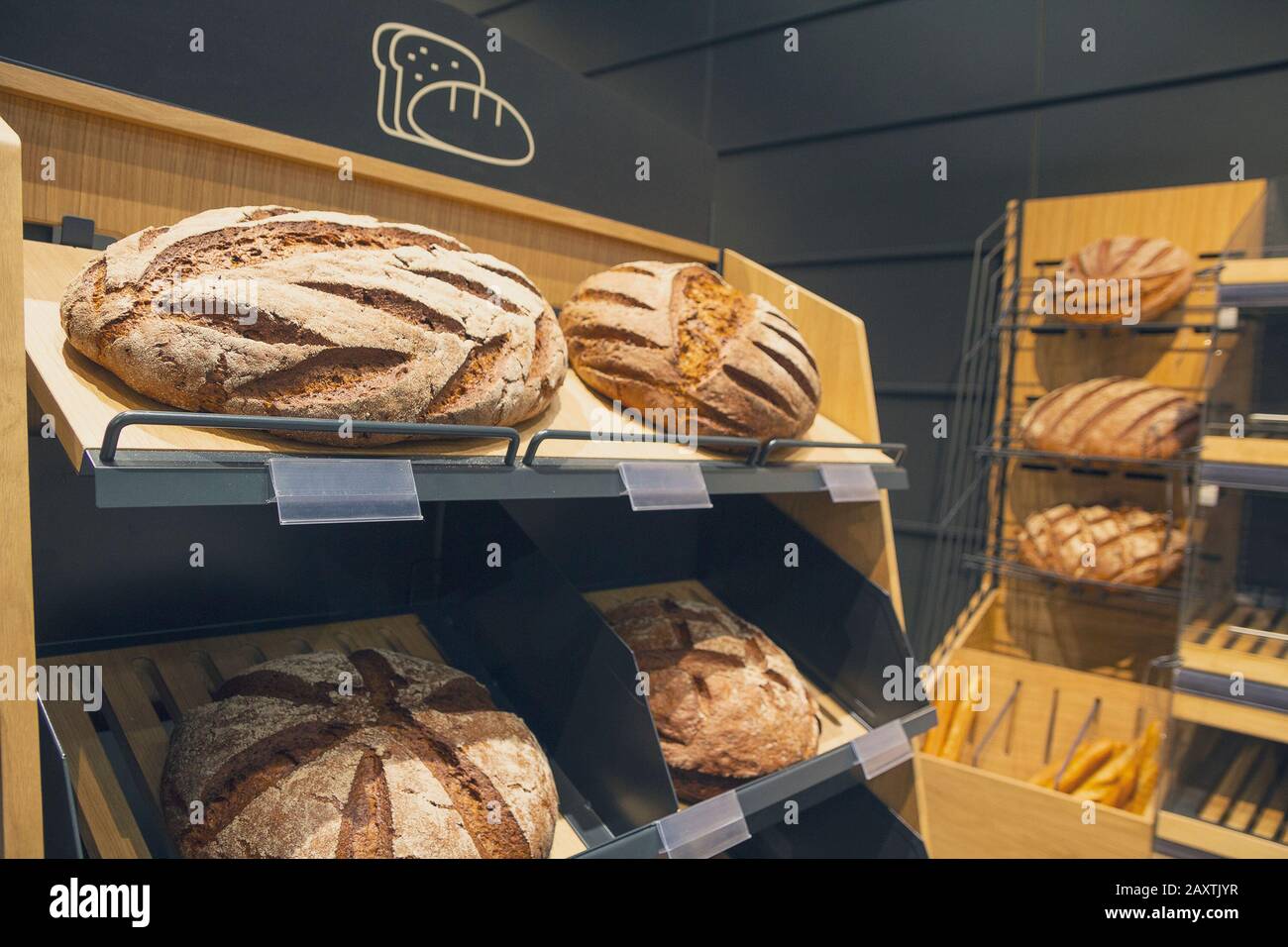 Storefront bread hi-res stock photography and images - Alamy
