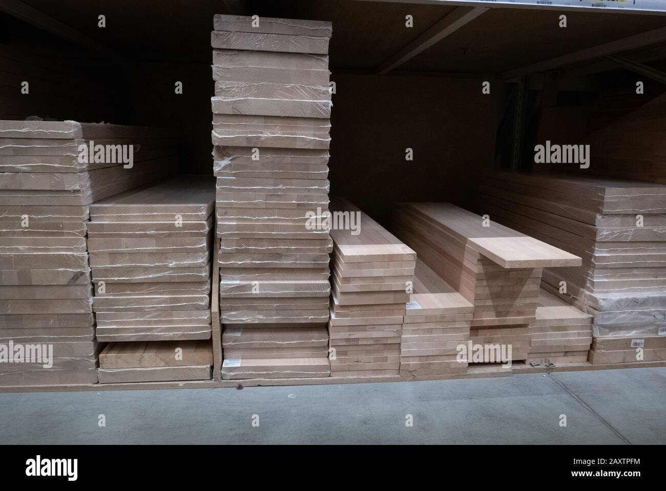 Hip of wooden planks in a construction shop Stock Photo - Alamy