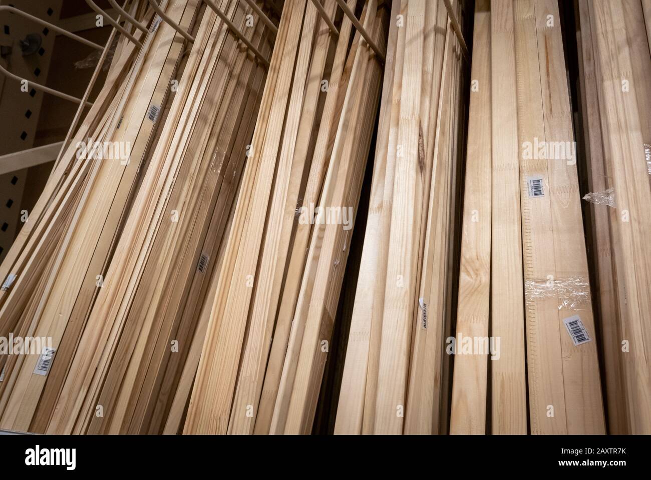 Hip of wooden planks in a construction shop Stock Photo - Alamy