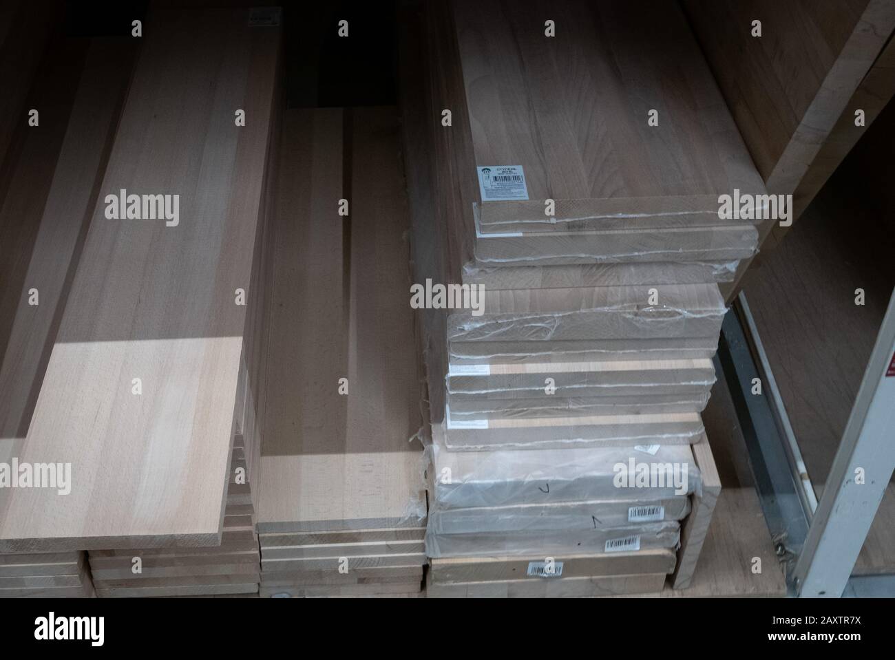 Hip of wooden planks in a construction shop Stock Photo - Alamy