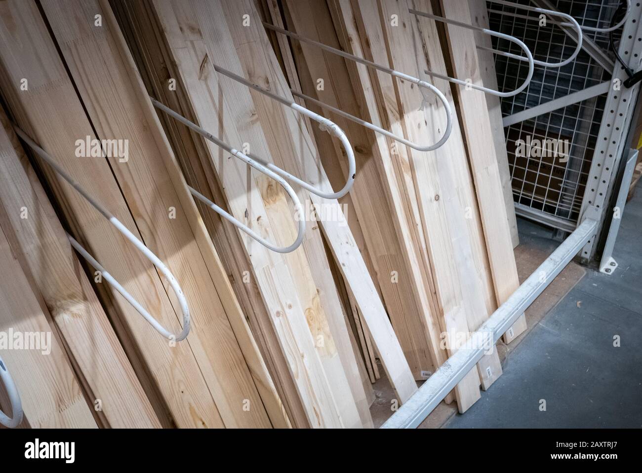 Hip of wooden planks in a construction shop Stock Photo - Alamy