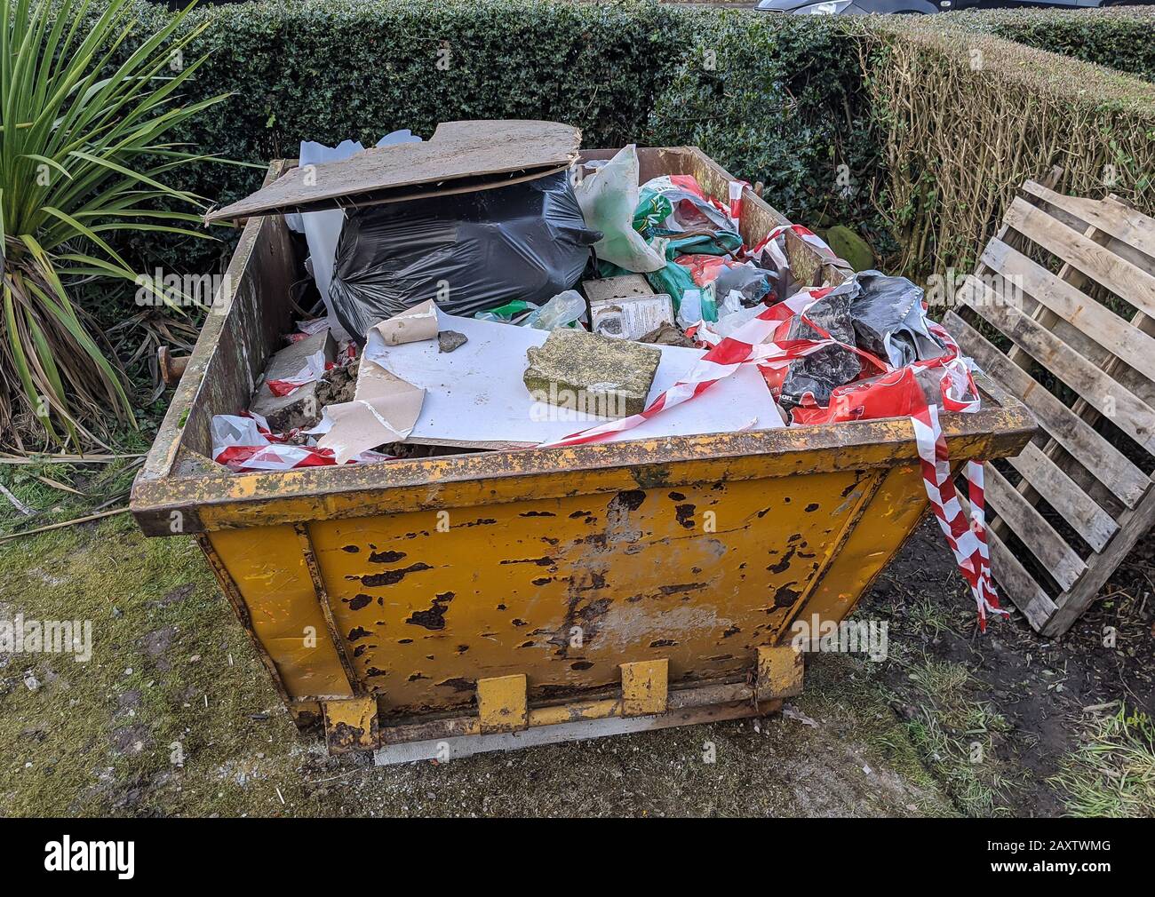 Corner garbage can hi-res stock photography and images - Alamy