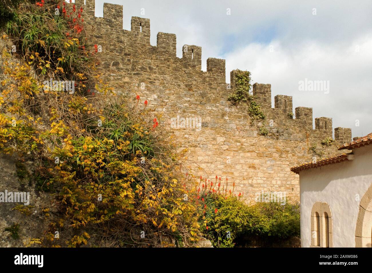 Roman wall surrounding castle hi-res stock photography and images - Alamy