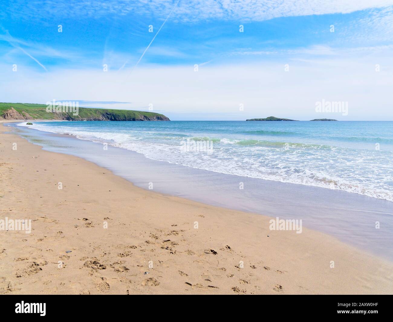 The tide goes out on an almost deserted Aberdaron beach in Wales Stock ...