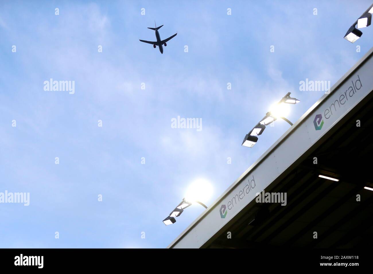 Planes flies hi-res stock photography and images - Alamy