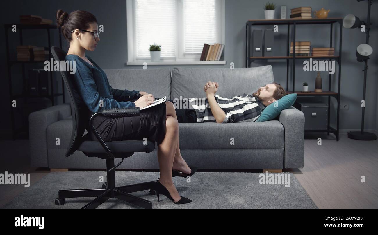 Psychologist sofa hi-res stock photography and images - Alamy