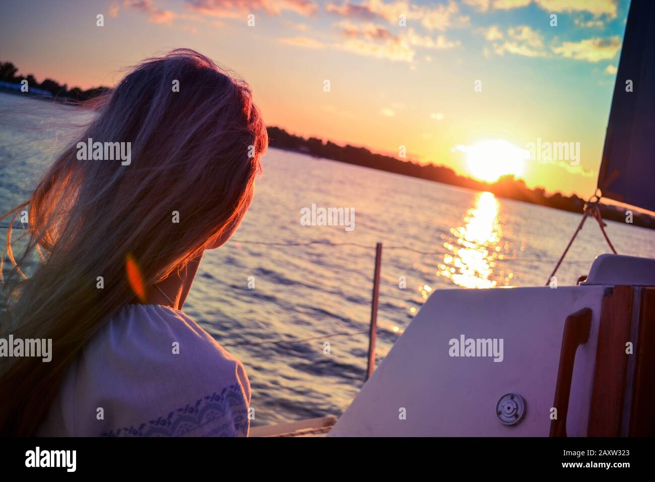 Sunset girl ocean hi-res stock photography and images - Alamy