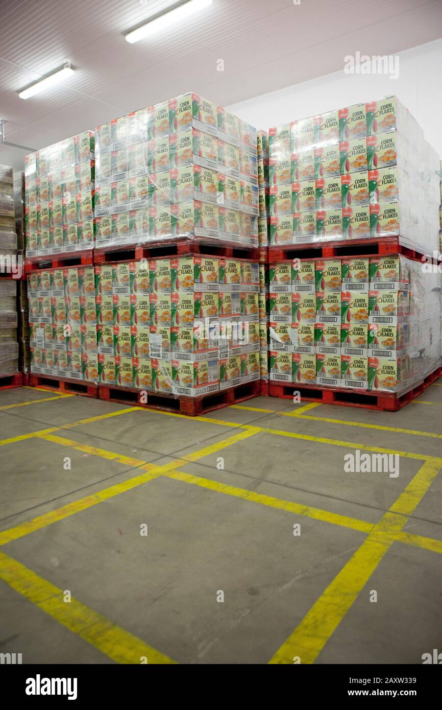 Pallets stacked warehouse hi-res stock photography and images - Alamy