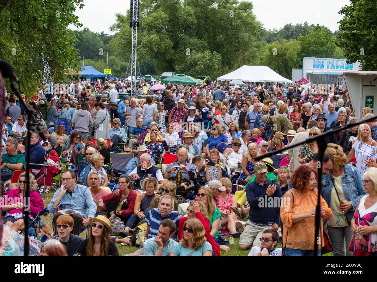 Outdoor concert audience stage hi-res stock photography and images - Alamy