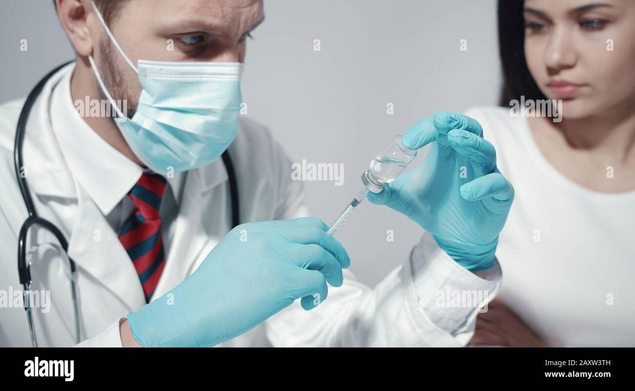 Doctor preparing syringe for patient Stock Photo - Alamy