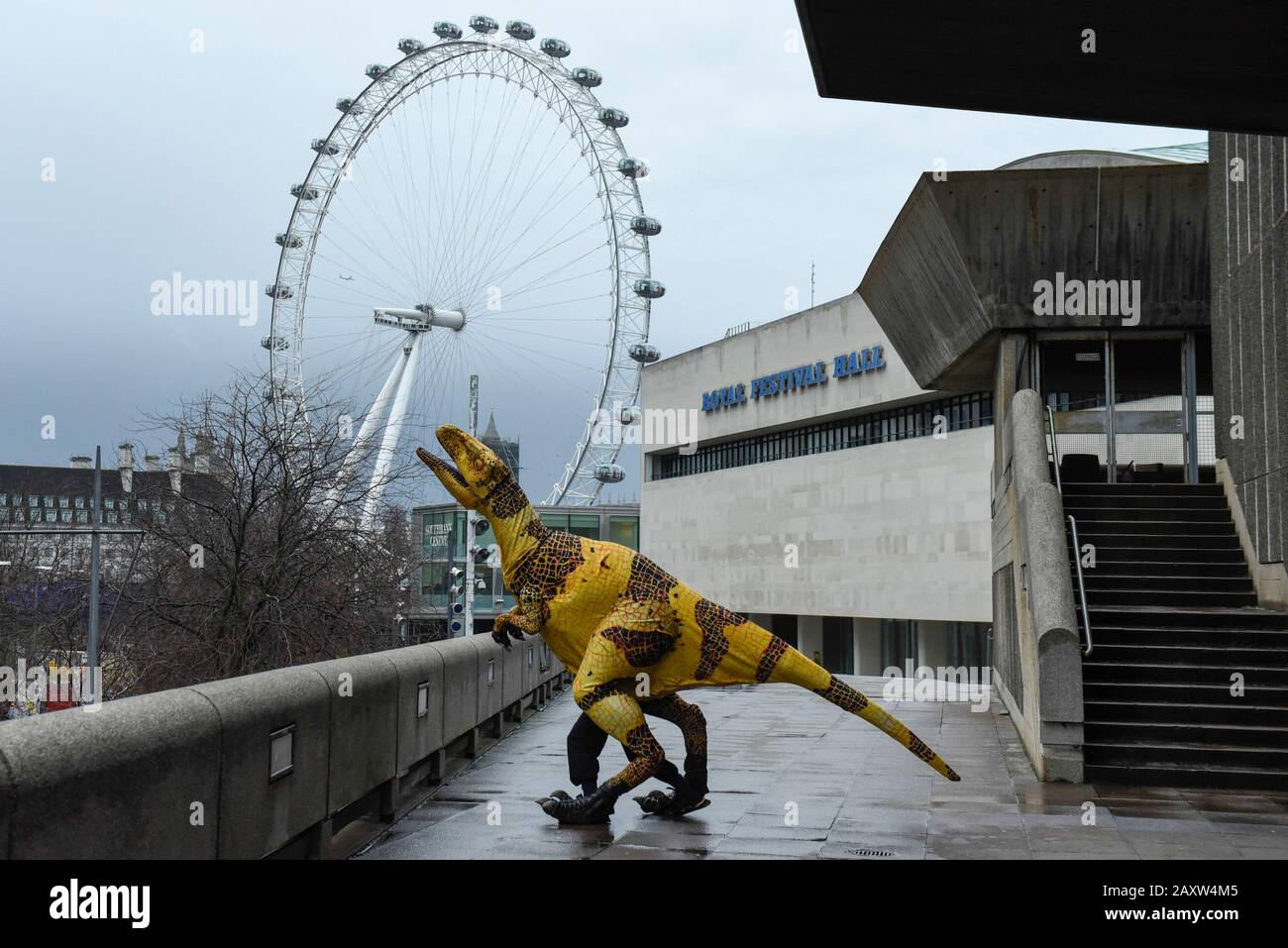 Erth's dinosaur zoo fukui raptor hi-res stock photography and images ...