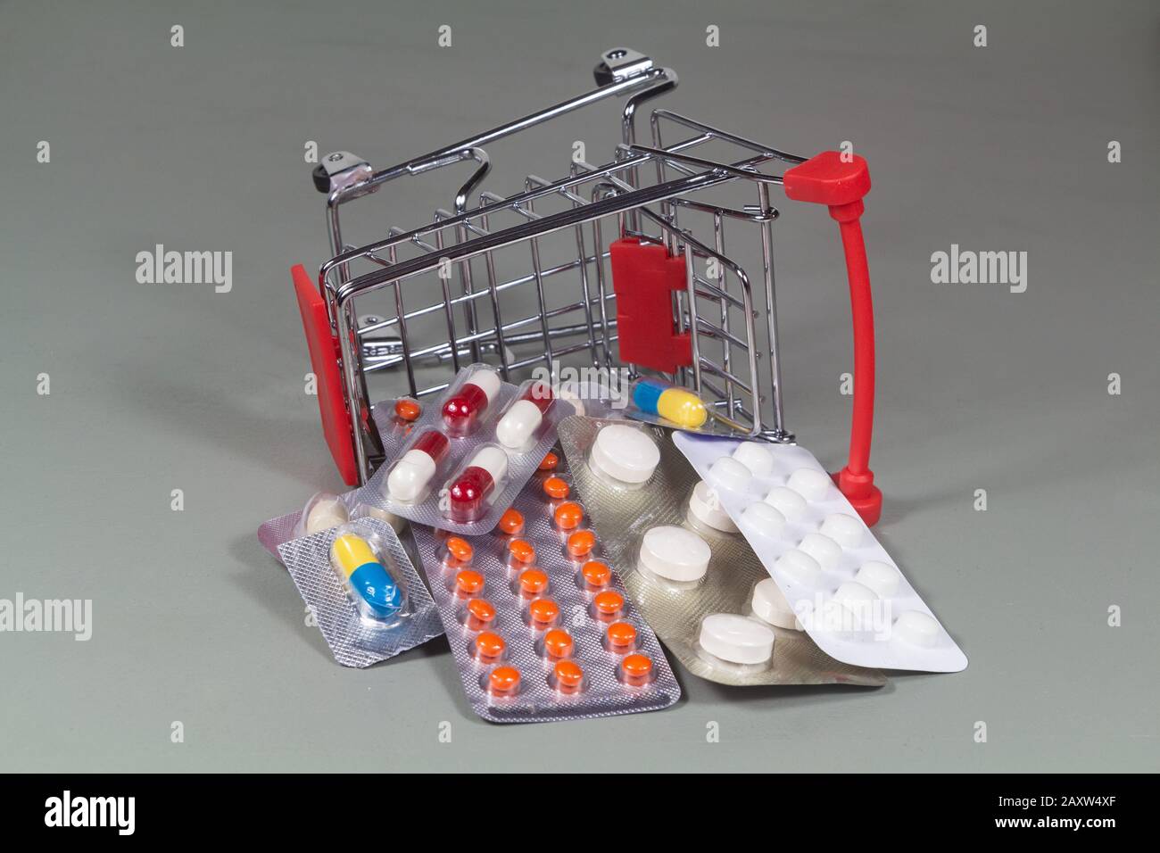 Small shopping cart pack hi-res stock photography and images - Alamy