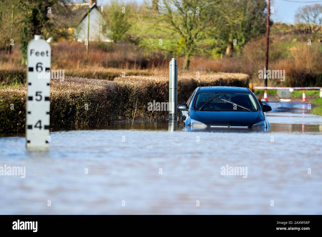 A car is stuck in flood water near peasmarsh hi-res stock photography ...