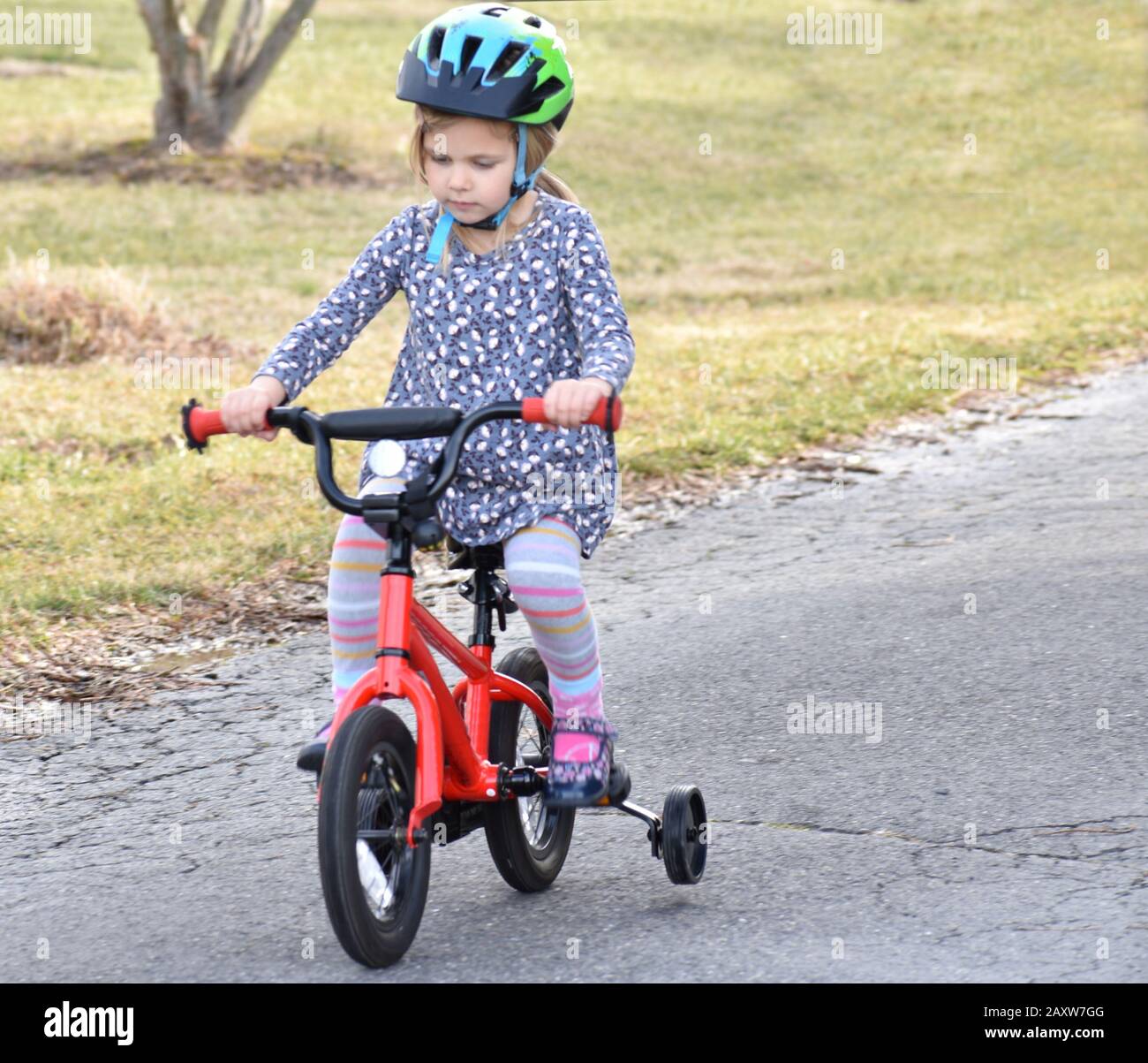 Girl learning to balance hi-res stock photography and images - Alamy