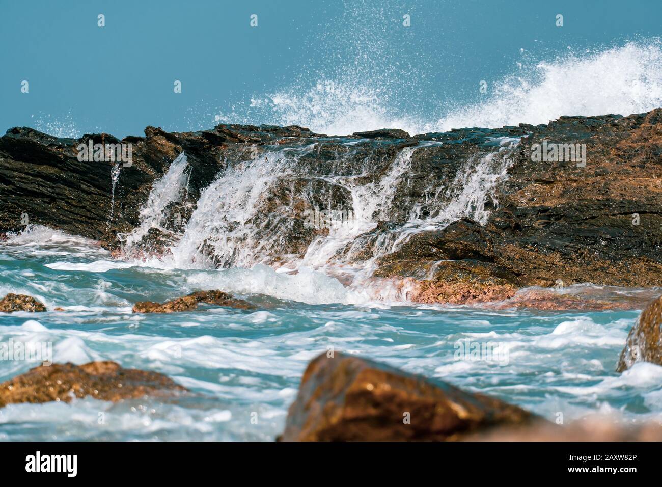 Crash waves hi-res stock photography and images - Alamy