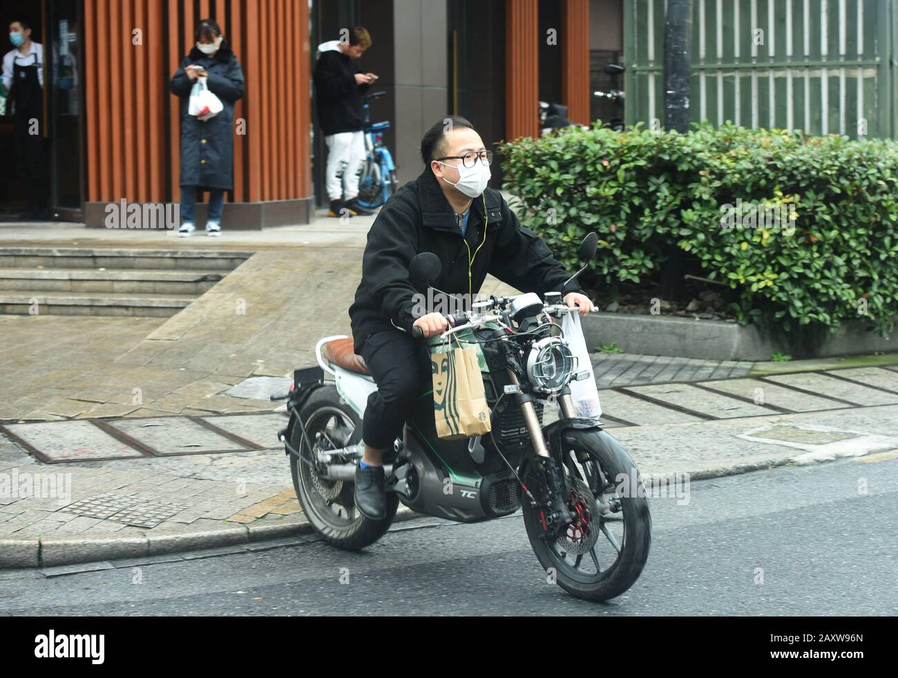 Queue outside starbucks hi-res stock photography and images - Alamy