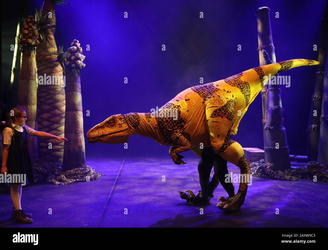 Fukuiraptor dinosaur puppet hi-res stock photography and images - Alamy