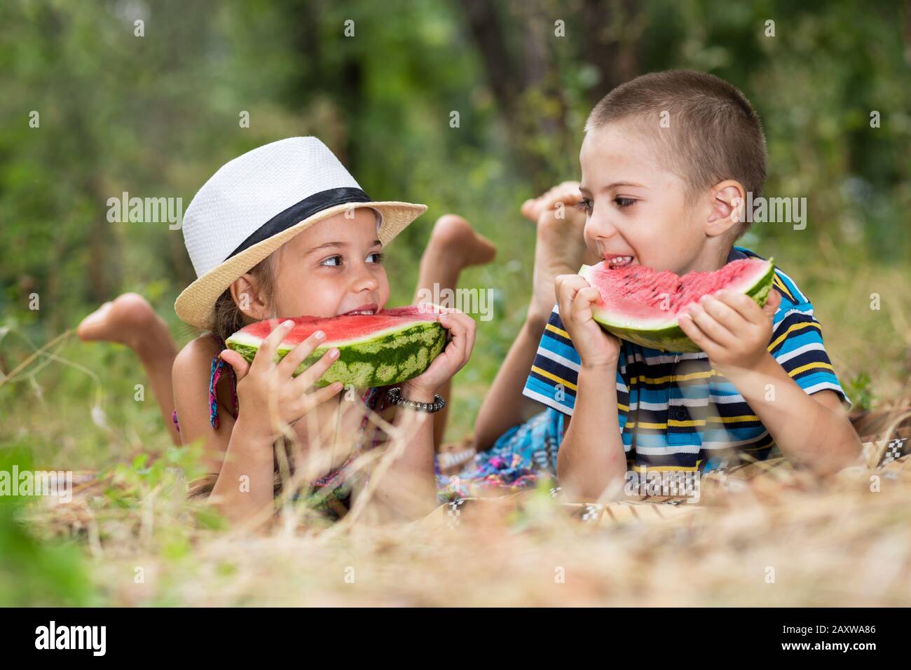 Kids eating watermelon hi-res stock photography and images - Alamy