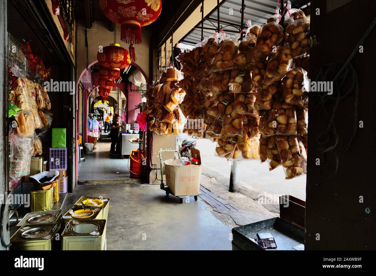 Five foot way hi-res stock photography and images - Alamy