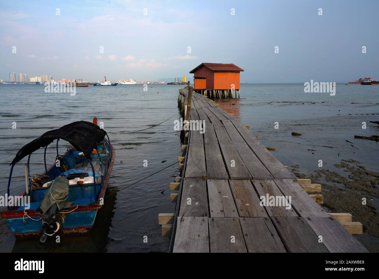 Sampan boat hi-res stock photography and images - Alamy