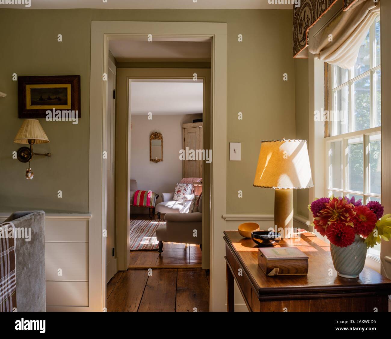 Sash window flower box hi-res stock photography and images - Alamy