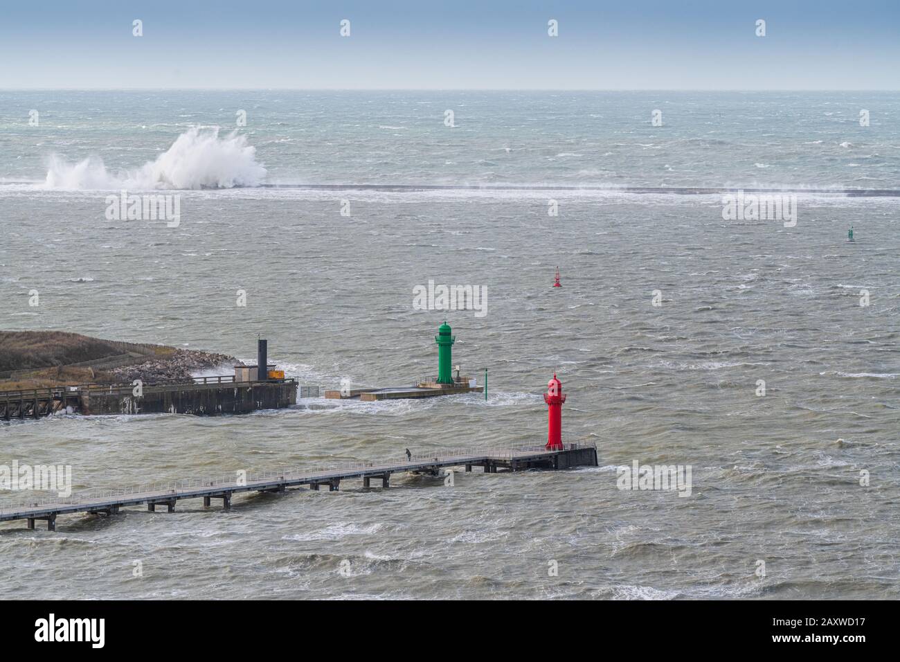 Entrée du port de Boulogne sur mer et digue Carnot lors de la tempête Ciara, France, Pas de ...