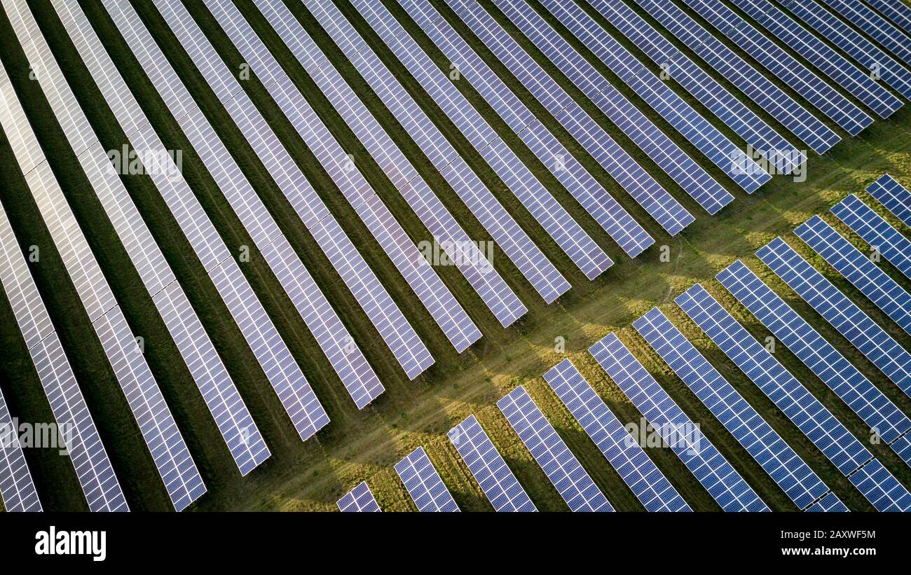 Solar energy farm hi-res stock photography and images - Alamy