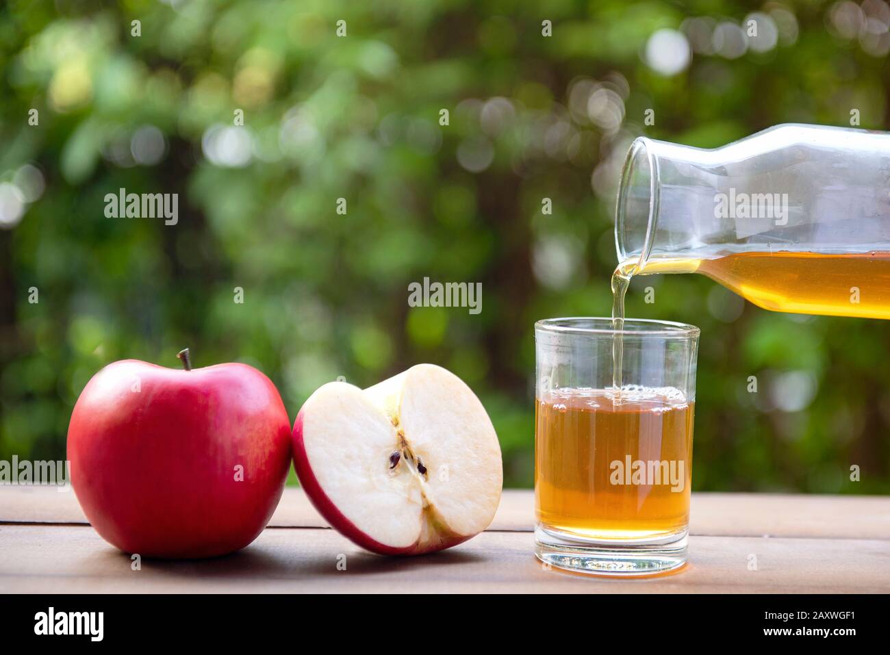 Red apples fruits hi-res stock photography and images - Alamy