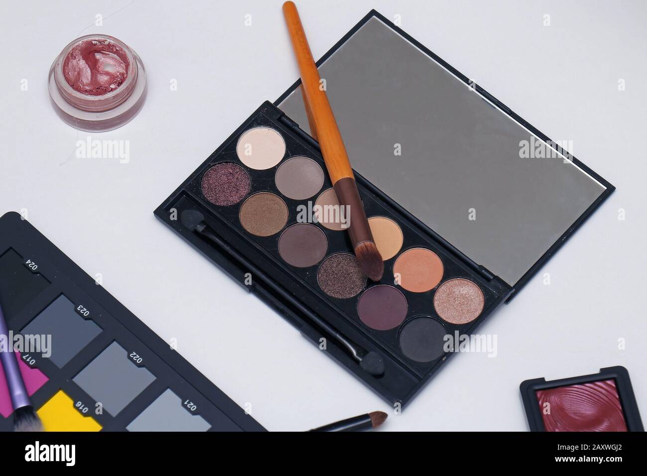 Eyeshadow palettes hi-res stock photography and images - Alamy