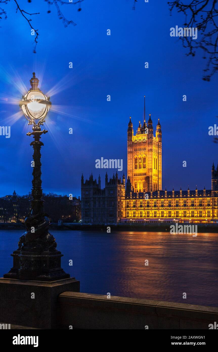 English houses at night hi-res stock photography and images - Alamy