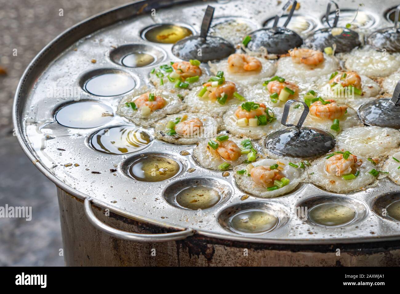 Sizzling Vietnamese mini shrimp pancake and onion- Banh Khot Stock ...