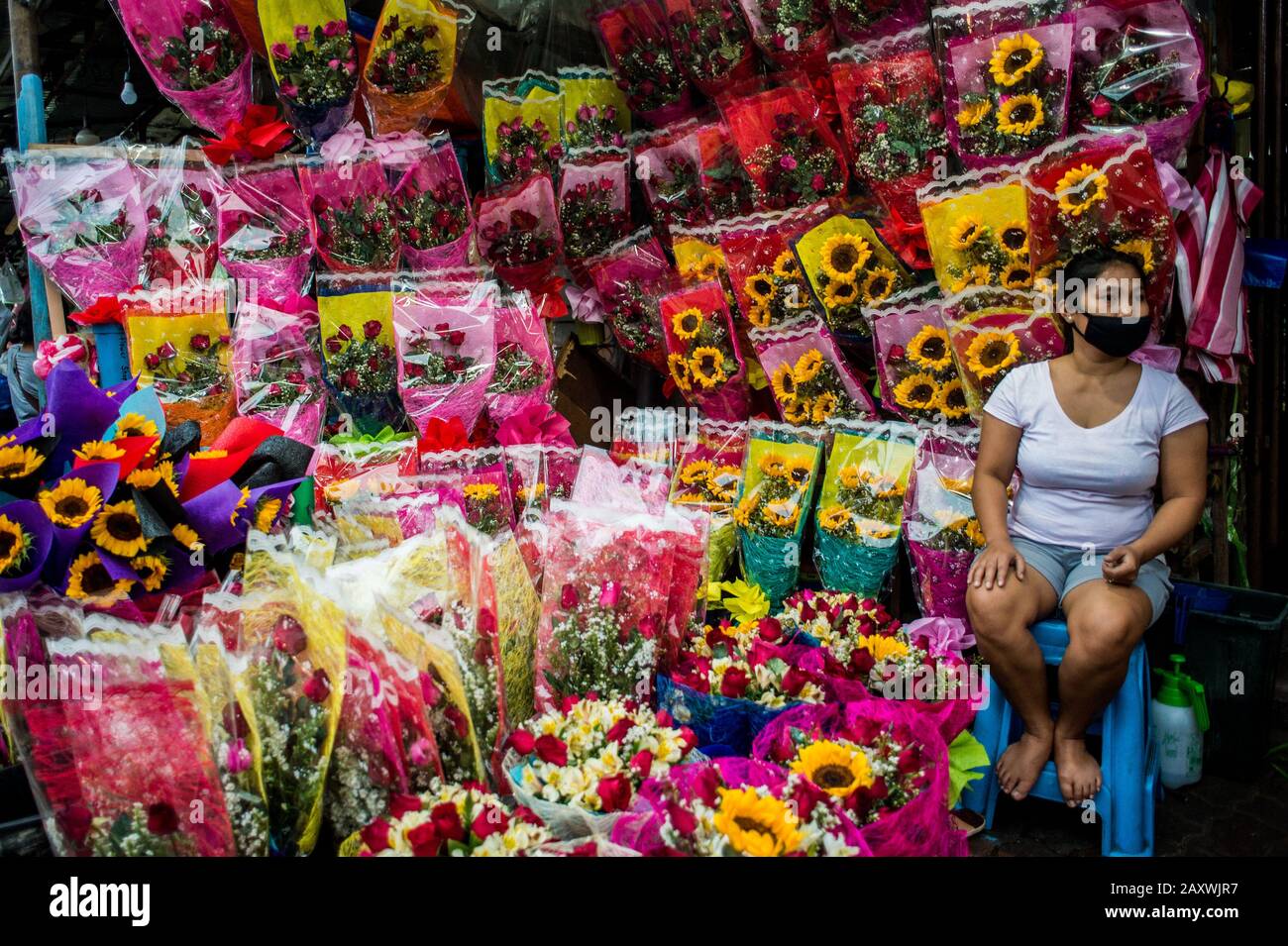 Manila, Metro Manila, Philippines. 13th Feb, 2020. A vendor wearing a ...