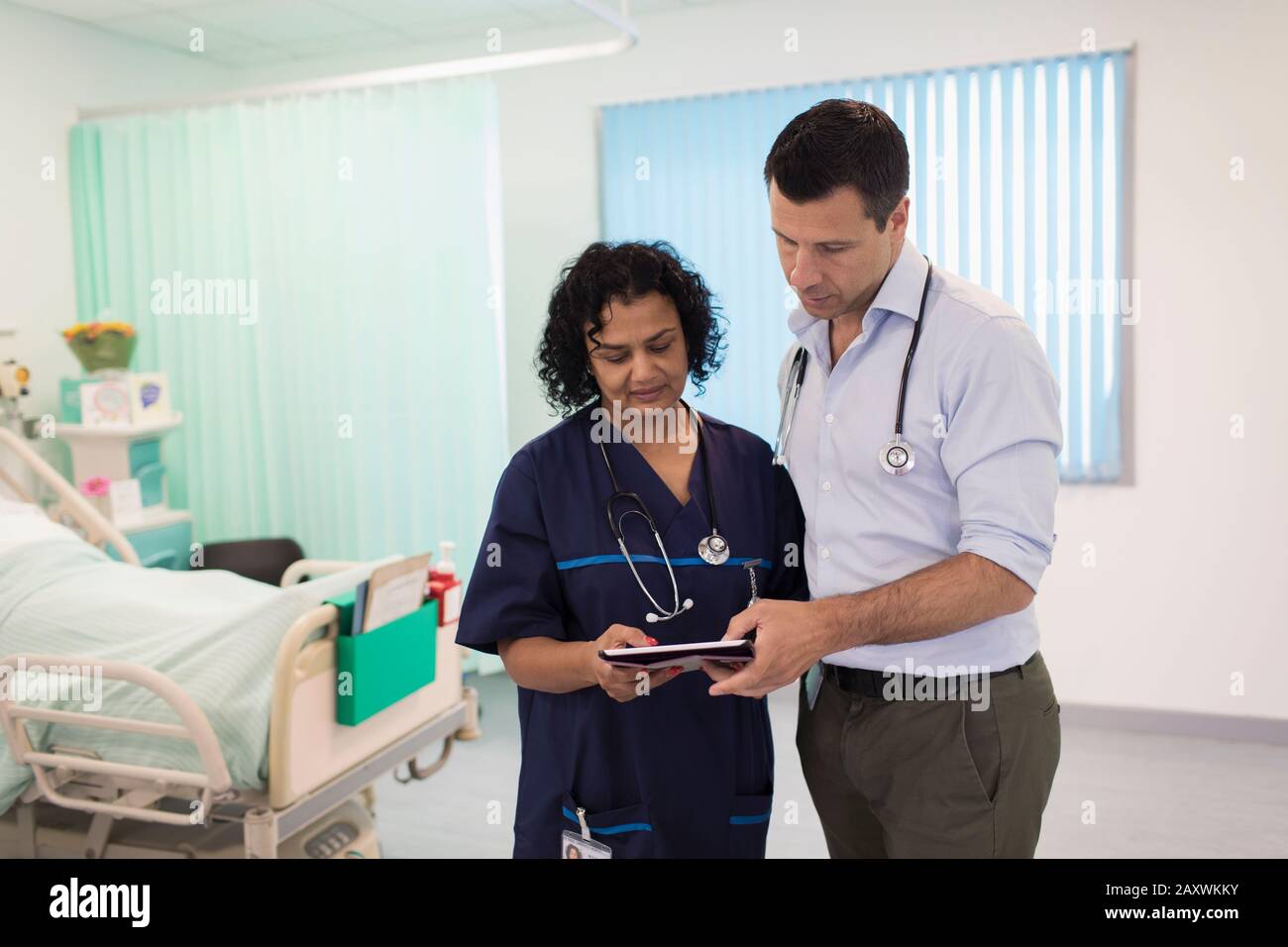 Doctors rounds hospital hi-res stock photography and images - Alamy
