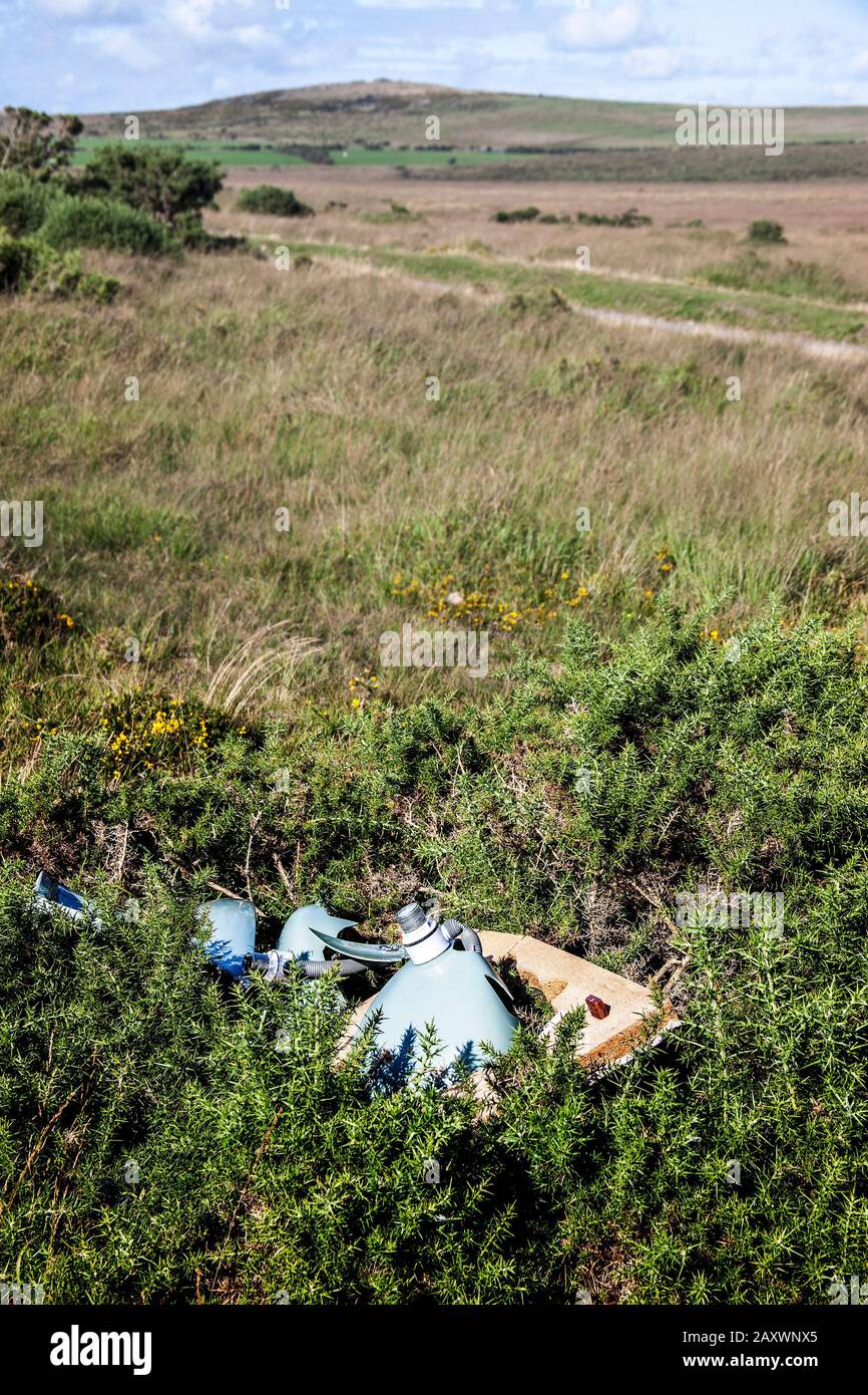 Broken sink unit hi-res stock photography and images - Alamy