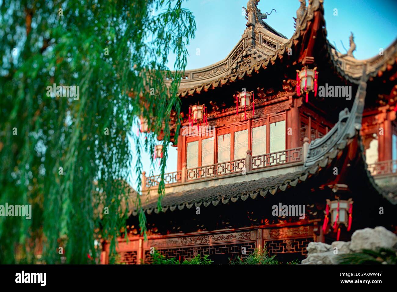 Chinese traditional pagoda style roof building hi-res stock photography ...