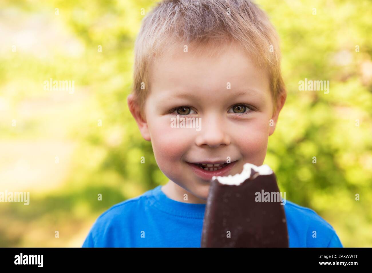 Child eating popsicle hi-res stock photography and images - Alamy
