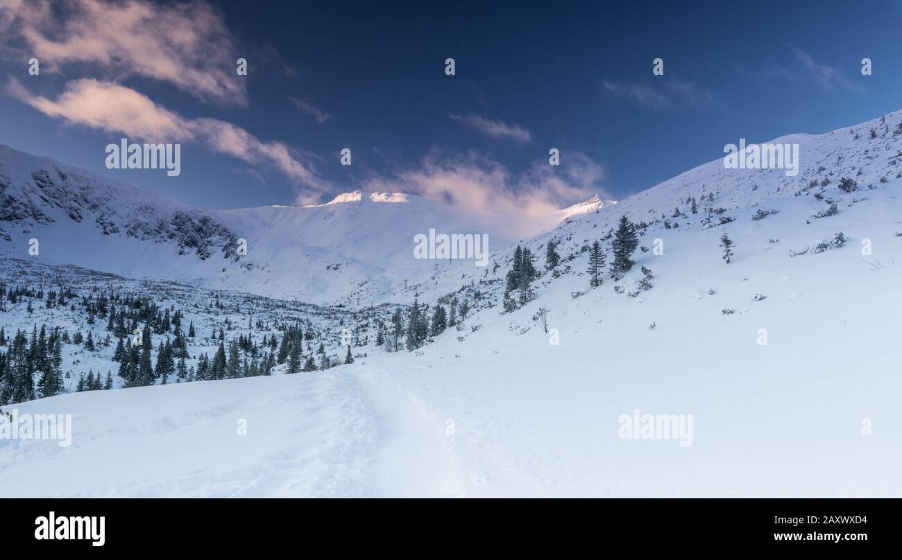 Snowy peaks hi-res stock photography and images - Alamy