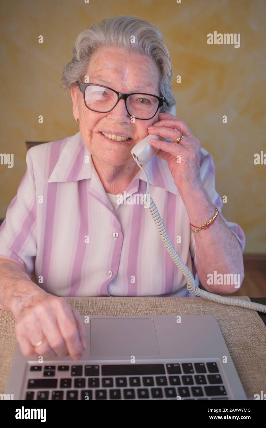 Hispanic grandma hi-res stock photography and images - Alamy